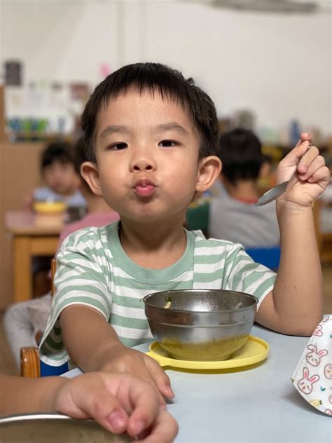 颱風假 生病 住院 快半個月沒有上學 這幾天出門去學校都給我難過啜泣 很擔心他還賴了老師問他狀況 老師後來去玩溜滑梯就好了 謝謝喔我真的