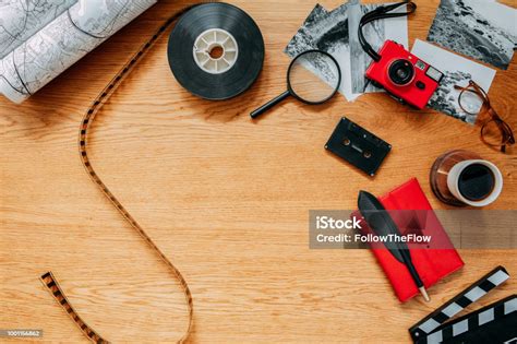 지도 사진 접시 컵 커피 휴대 전화 노트북 사진 카메라 및 사무실 액세서리의 나무 책상의 현대적이 고 세련 된 구성 크리에이