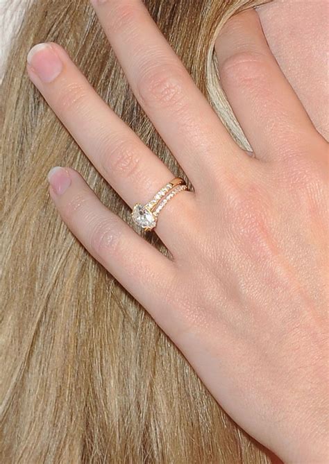 You Need To See This Close Up Of Margot Robbie S Engagement Ring