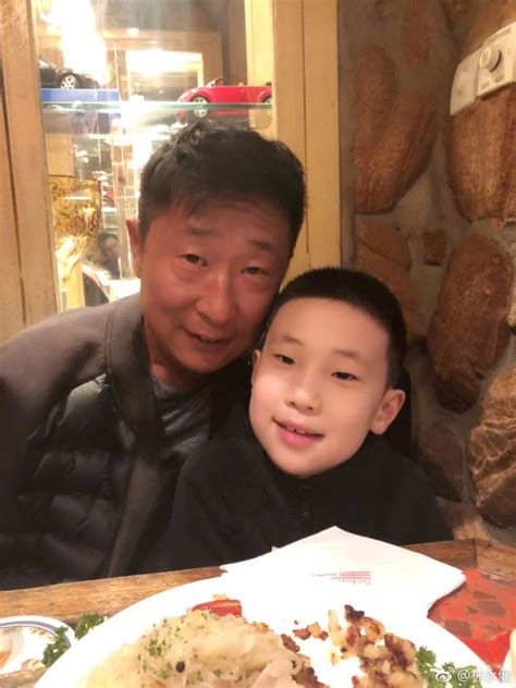林永健和儿子大竣合影显老态，父子俩连牙缝都一模一样
