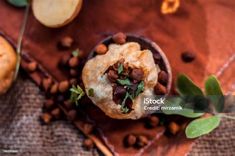 유명한 인도 및 아시아 길거리 음식 요리 즉 다른 점토 용기에 매운 물과 함께 점토 그릇에 파니푸리 스낵 표면에 존재하는 전체 원 성분 탑 샷 빠니뿌리에 대한 스톡 사진 및