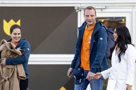 Meghan Markle Cede La Giacca A Una Donna Per La Sua Bimba Il Gesto