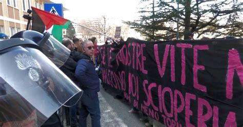Corteo Di Non Una Di Meno A Torino Azione Contro Un Carrefour Blitz