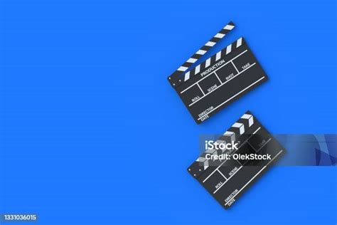 파란색 배경에 영화 클래퍼 보드 영화 제작 액세서리 시네마토그래피 컨셉 영화관에서 영화 맨 위 보기입니다 공간을 복사합니다 3d