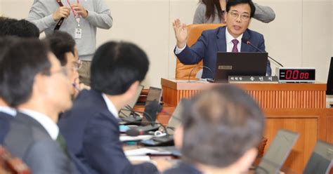 민주 여당 기습 기재위 회의에 “날치기···위원장 윤리위 제소”