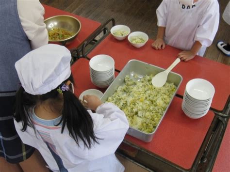 1年生 給食準備がんばるぞ