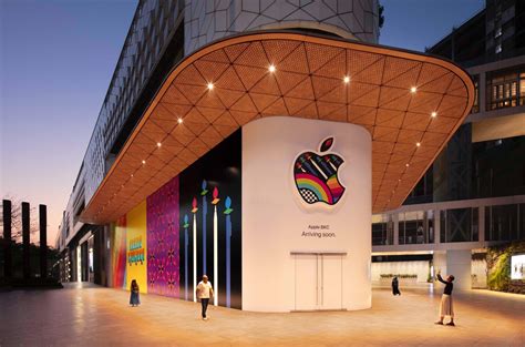 Apples First Store In India Opens In Mumbai