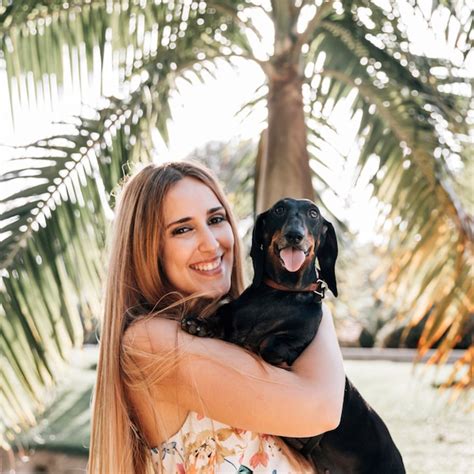 Retrato De Una Mujer Joven Con Su Perro Mirando A La Cámara Foto Gratis
