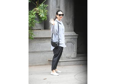 Karisma Kapoor Visits At Papa Randhir Kapoors House With Daughter