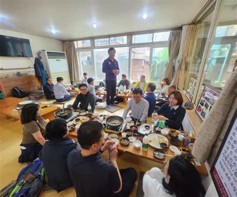 Linkedin Seung Do Lee 페이지 직원들과 점심식사후 커피~~~ 각분야에서 최선을 다해 살아온 역전의 용사들입니다