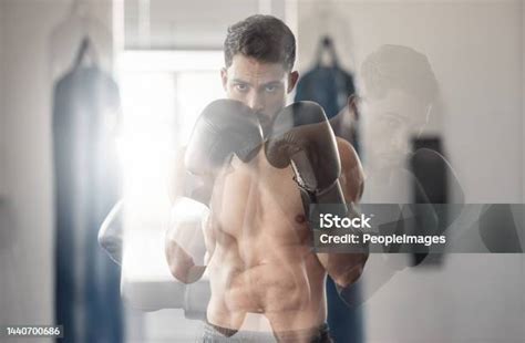 모션 블러가 있는 피트니스 운동 체육관에서 스포츠맨 액션 훈련 및 Mma 운동 신체 동기 부여 초상화 운동복을 입은 강한 근육질의 운동 선수 권투 선수 무에타이 팔 액션 및