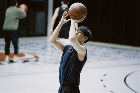 帅气男星李现穿球衣打篮球真实素颜照片图
