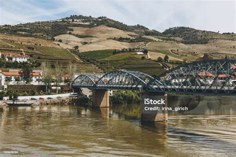 Douro 골짜기와 강에 포르투갈에서 Pinhao 마을에서 보기 0명에 대한 스톡 사진 및 기타 이미지 0명 강 경관