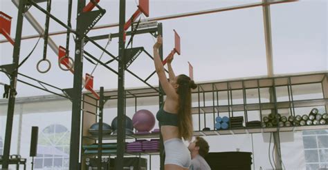 실내 Fitnessmotivation 개인 연습 건강 건강과 웰빙 공 균형 근력 장치 근육 건물 기능적 피트니스 긴 머리 남자 던져 올림 동등