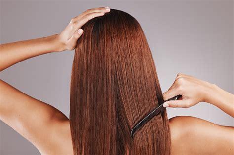 미인 빗 그리고 브라질 케라틴 또는 보톡스 치료를 받는 스튜디오에서 헤어케어를 하는 여성 건강 위생 및 회색 배경으로 길고 건강하며 반짝이는 헤어 스타일을 가진 여성 모델