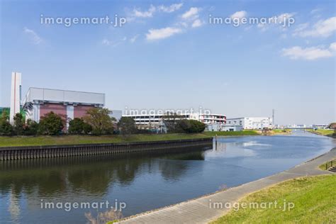 東京都と埼玉県の県境 荒川支流の新芝川の写真素材 215278858 イメージマート