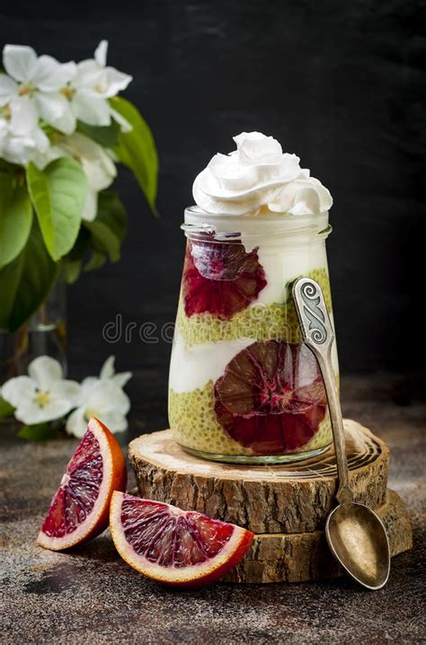 Doces Da Sobremesa Do Vegetariano O Spirulina Na Vara Foto De Stock