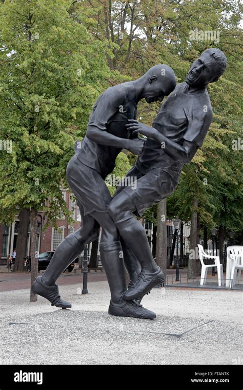 M De Haut Sculpture En Bronze Coup De T Te Par Adel Abdessemed