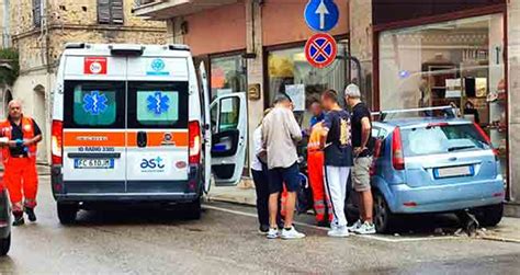 Ancora Un Incidente All Incrocio Maledetto Schianto In Via Pizzi Auto Contro La Vetrina Del