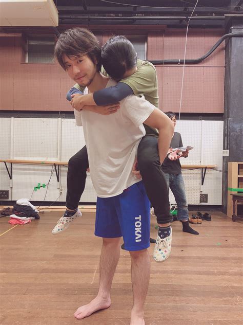 俳優座研究所30・31期 On Twitter ある日の稽古後の風景 仲良く遊んでいるのではありません😳💦 1枚目は Aの次男・ 南嶋毅 と末娘・ 釜木美緒 2枚目は Bの