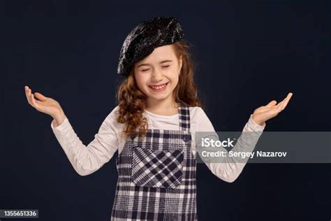 세련된 갈색 머리 아이는 검은 배경에 스튜디오에서 포즈를 취하고있다 어린이 패션 갈색 머리에 대한 스톡 사진 및 기타 이미지 갈색 머리 검은색 곱슬 머리 Istock