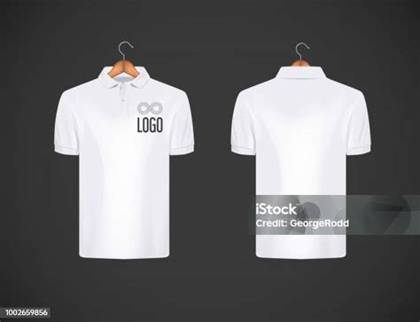 광고에 대 한 로고와 함께 남자의 슬림 피팅 짧은 소매 폴로 셔츠 화이트 폴로 셔츠 브랜드 나무 옷걸이 절연된 모형 디자인 서식 파일 0명에 대한 스톡 벡터 아트 및 기타
