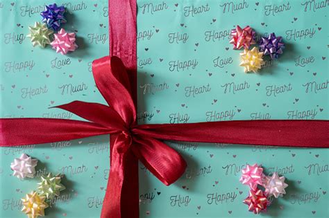 회색 나무 배경에 빨간 리본 활이있는 상단보기 녹색 청록색 선물 상자 개념 휴일 축하 생일 새해 크리스마스 발렌타인 데이