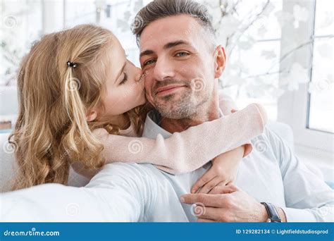Hija Que Besa A Su Padre Mientras Que Ellos Foto De Archivo Imagen De
