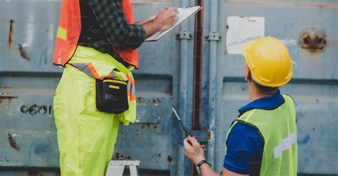 국제 해운 지역에서 일하는 감독 엔지니어 및 사업가의 작업자 팀워크 및 파트너 비즈니스 산업 개념 및 컨테이너 야드에서 일하는 T 사진 Unsplash의 산업 이미지