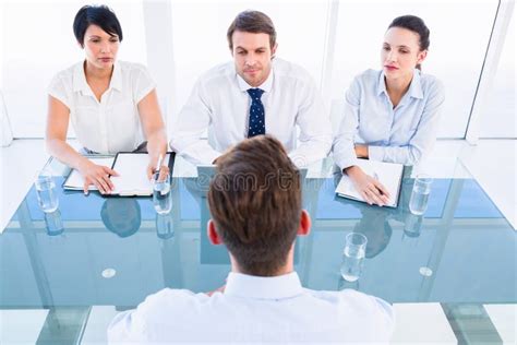 Recrutas Que Verificam O Candidato Durante A Entrevista De Trabalho Imagem De Stock Imagem De