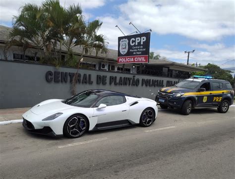Homem CNH suspensa é flagrado dirigindo carro superesportivo