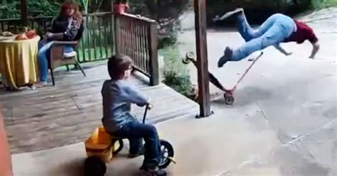 Stunt Van Vader Op Step Eindigt Met Grandioze Fail