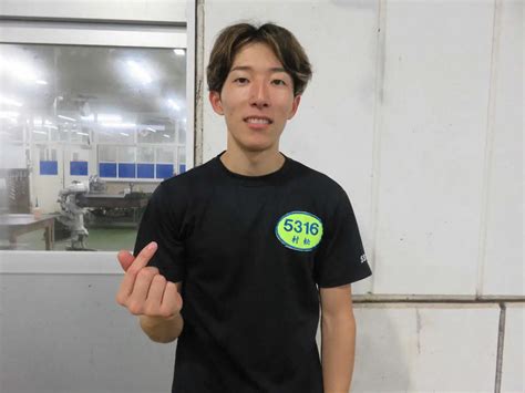 少し照れながら指ハートのポーズを決めてくれた村松将平 ― スポニチ Sponichi Annex ギャンブル