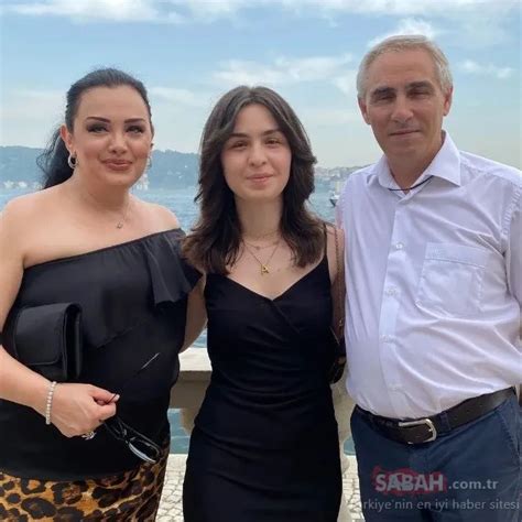 Esra Ceyhan Yıllar Sonra Ortaya çıktı Esra Ceyhanın Gözlerden Uzakta Büyüttüğü Kızı Liseden