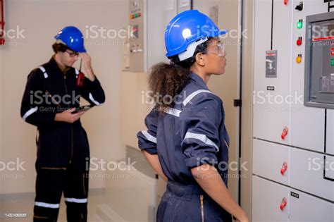 전기 젊은 아시아 여성과 남자 엔지니어는 산업 공장 기술자 또는 전기 검사 전력 분배의 제어실에서 유지 보수 캐비닛 시스템 전기를 검사합니다 전기공에 대한 스톡 사진 및