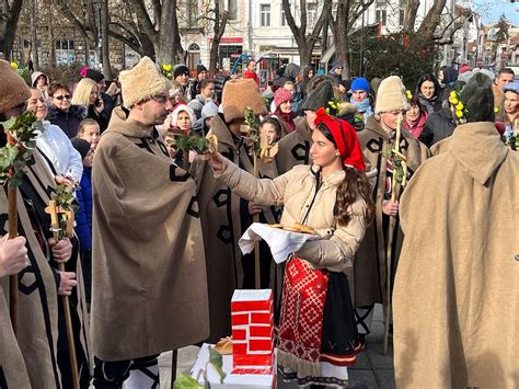 Кметът Пенчо Милков посрещна коледари на градския площад Община Русе