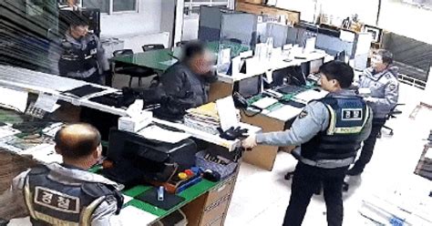 [영상] 다 죽이고 나도 죽겠다 망치·톱으로 경찰 위협한 50대 男