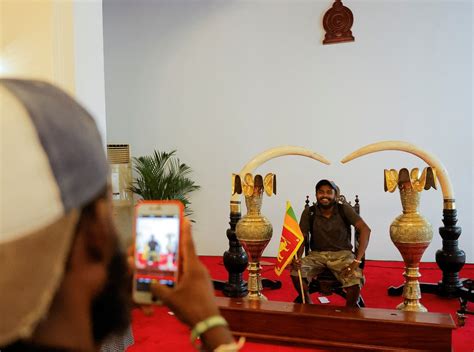 Protesters Clash Inside Sri Lankan Pms Residence 10 Hurt