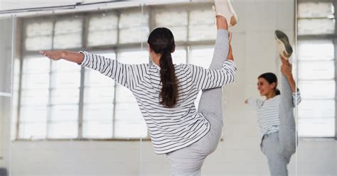 수업 중 스튜디오 거울 앞에서 팔과 다리를 스트레칭하는 젊은 댄서 사진 Unsplash의 운동 이미지
