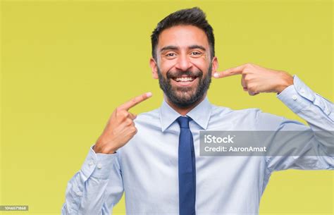 웃 고 자신감 보여주는 손가락 치아와 입 지적 고립 된 배경 위에 성인 히스패닉 비즈니스 사람 건강 개념입니다 가리키기에 대한