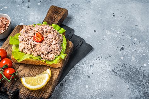 통조림 참치 필레와 샐러드로 토스트하십시오 회색 배경입니다 평면도 복사 공간 0명에 대한 스톡 사진 및 기타 이미지 0명