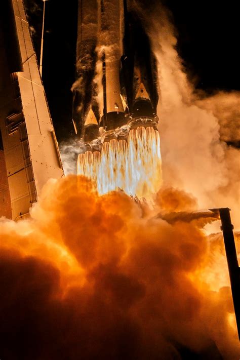 Falcon Heavy De SpaceX Envoie Le Plus Gros Satellite De Communication