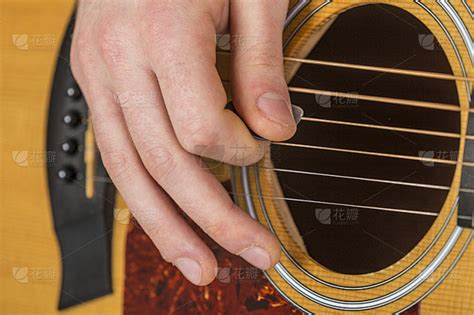 吉他手手指和手的细节