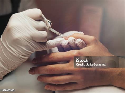 마스터는 매니큐어의 미용실에서 매니큐어로 손톱 페인트 고객에 대한 스톡 사진 및 기타 이미지 고객 러시아 매끄러운 Istock