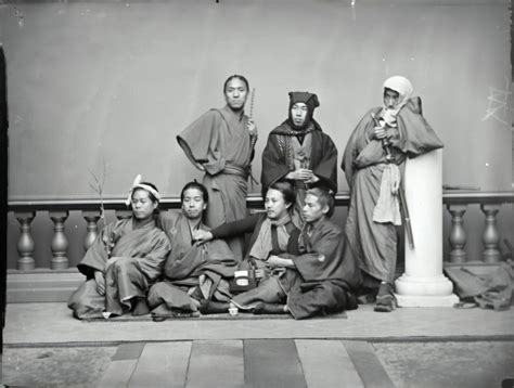 콘크리트 바닥에 앉아 있는 4명의 남자의 그레이스케일 사진 사진 Unsplash의 무료 사람의 이미지