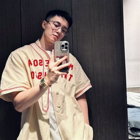 晚安 今天晚上出門買晚餐 看到櫃檯前一個高大的男子 低頭東摸西找的似乎是沒帶錢包 抬頭發現是我家樓下鄰居 我上前說跟我的一起算吧 他