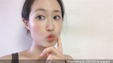 カメラを見ている少女の写真・画像素材 3381650 Snapmart（スナップマート）