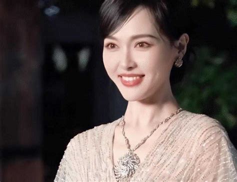 京城之夜，40岁唐嫣化身东方明珠艳压全场，46岁章子怡成绿叶