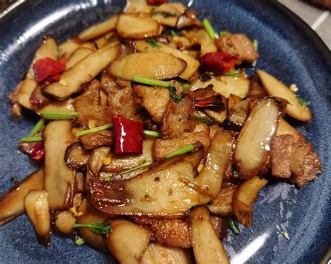 【杏鲍菇炒肉的做法步骤图，杏鲍菇炒肉怎么做好吃】趴在猪窝里的猪仔下厨房