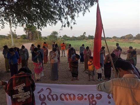 တရားမဝင်တဲ့ ရွေးကောက်ပွဲ လူထုအားနဲ့ တိုက်ဖျက်ကြ စာတန်း ကိုင်ဆောင်ကာ လက်ပံတောင်းတောင်ဒေသခံ ပြည